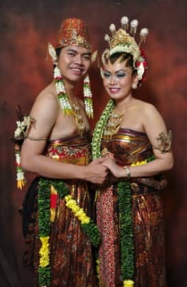 5 Jenis Baju Pengantin Adat Jawa yang Cocok Dikenakan di Hari Bahagia